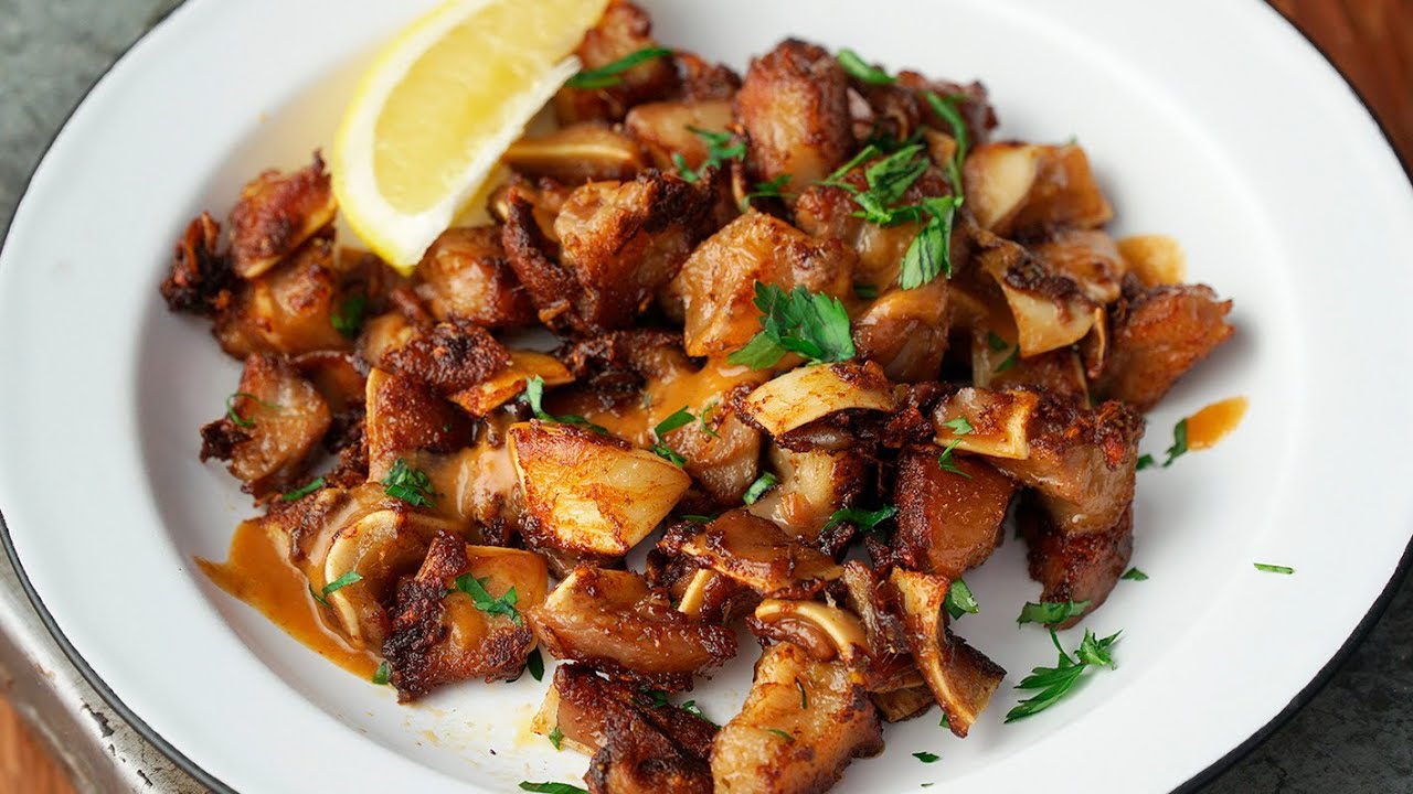 Oreja a la plancha con adobo casero y salsa brava tradicional - YouTube