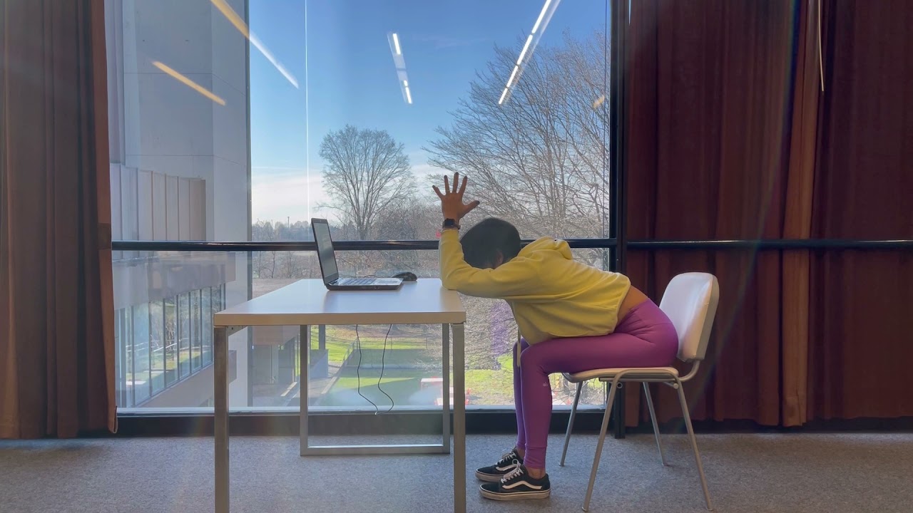 Yoga sulla sedia: 15 esercizi per migliorare la postura - YouTube