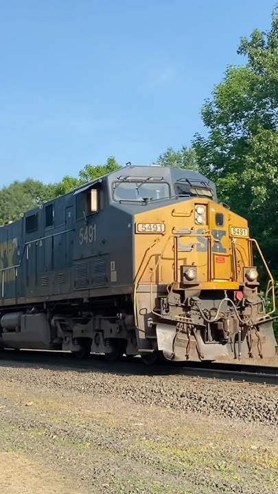 Solo CSX #5491 pulls a long I014 up the 1.5% Charlton Grade - YouTube