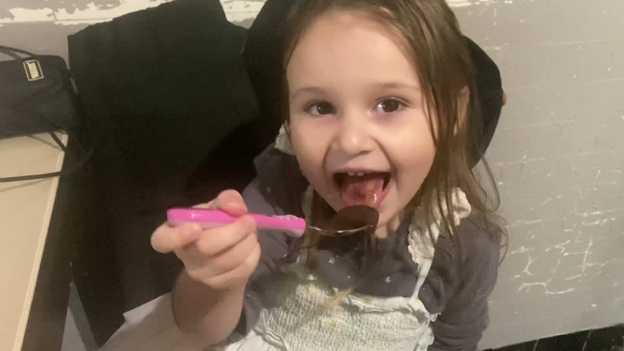 Baby eats chocolate pudding - YouTube