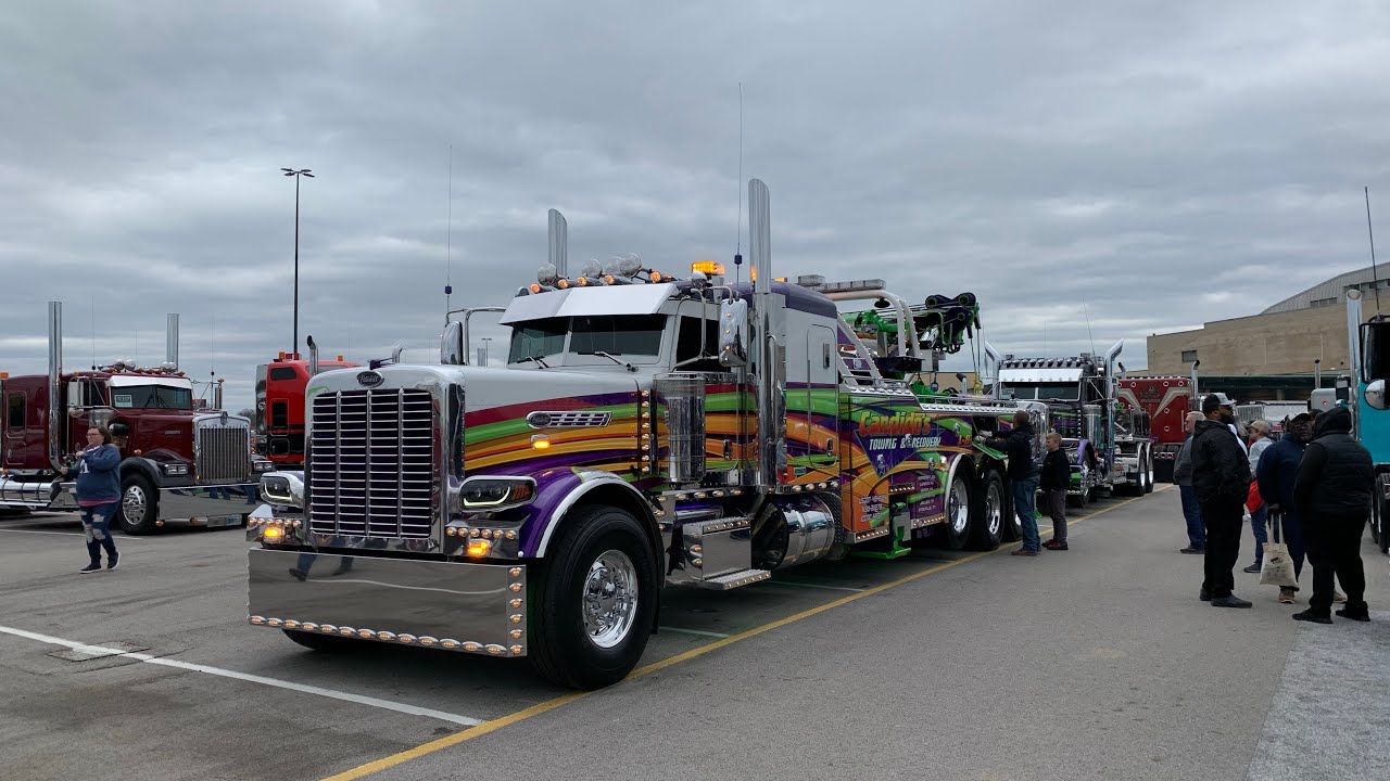 Peterbilt 389 Wrecker Towing Another Peterbilt Wrecker Towing a Pickup ...