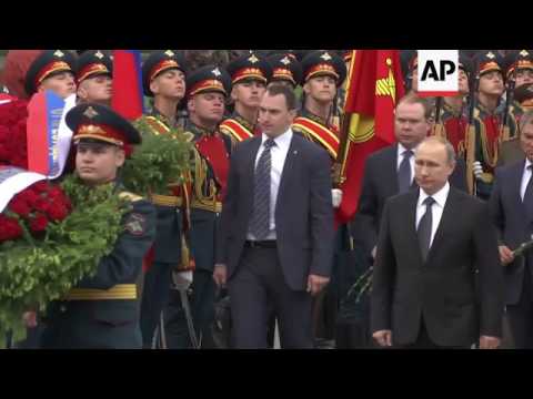 Putin lays wreath to mark WWII anniversary