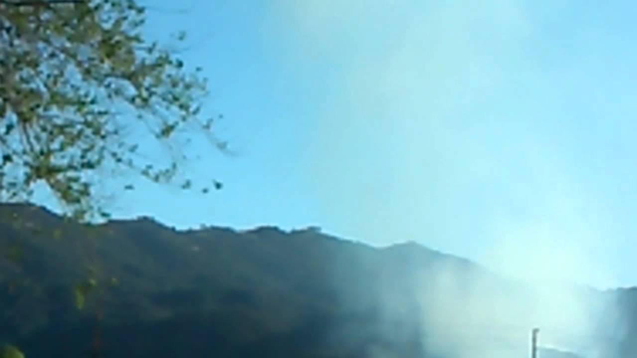 Wildomar California wildfire plane dropping powder - YouTube