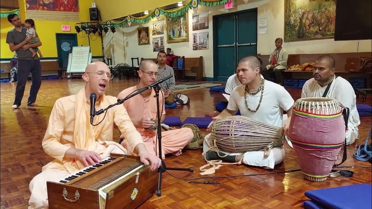 Yasoda Dulal Prabhu Chants Hare Krishna at ISKCON NYC Sunday Feast - YouTube