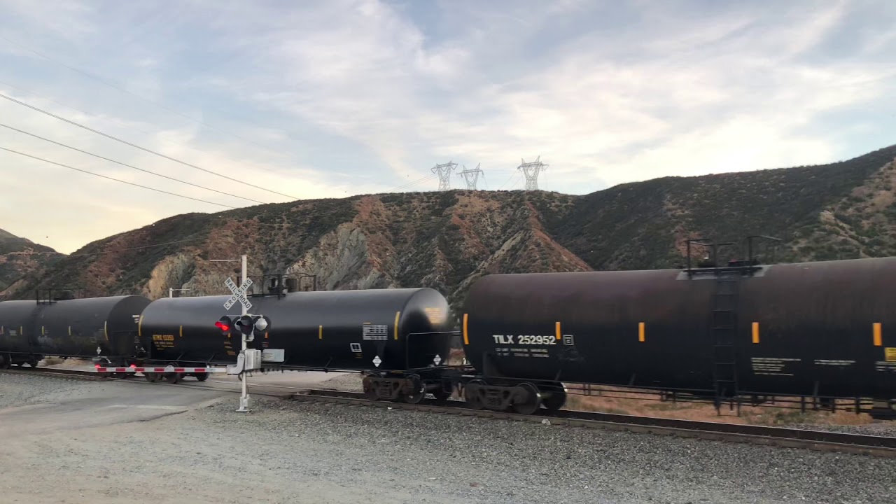 UP 5097 leads MWCOG - YouTube