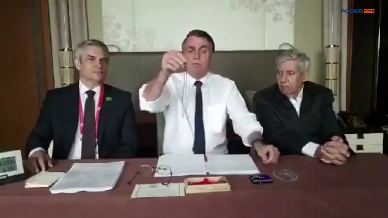 Jair Bolsonaro 'vende' bijuteria de nióbio em live no Facebook - YouTube
