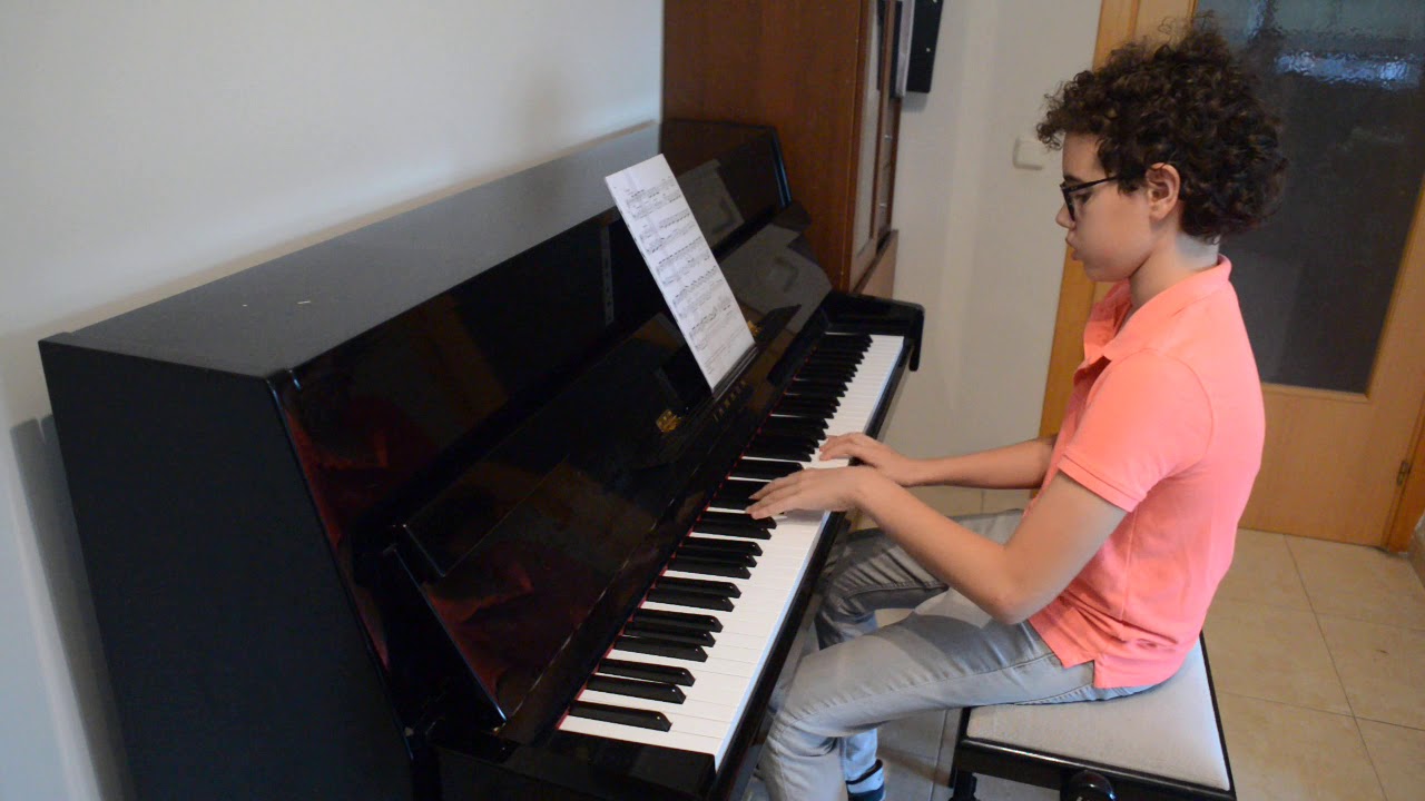 Bach, Prelude in F major, BWV 927, Piano - YouTube