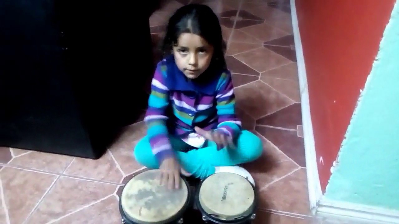 Niña tocando bongo - YouTube