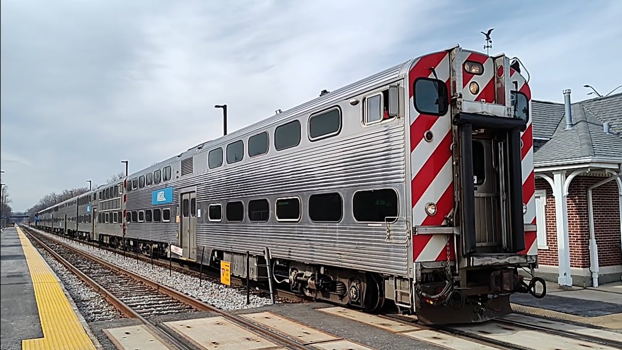 Metra cab-car 8468 east with SD70MACH 505 at Big Timber Rd. in Elgin ...