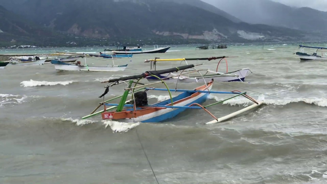 High waves in Palu Bay - YouTube