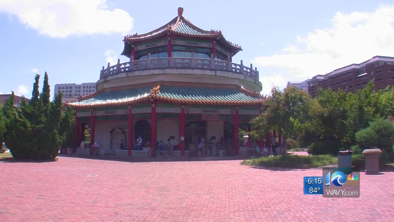 'Pokemon Go' players take over Norfolk's Pagoda area - YouTube