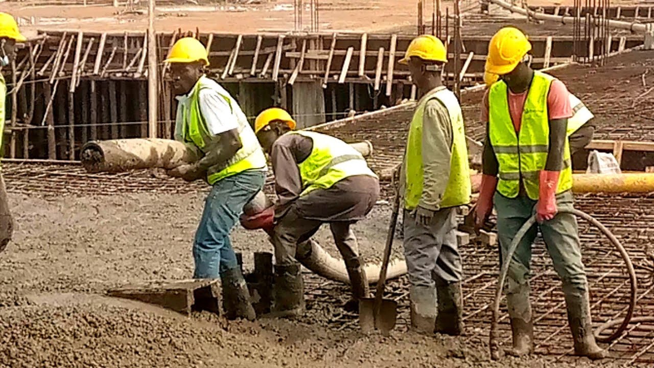 Mounting a reinforced rubber concrete pump pipe onto a steel pipe for ...