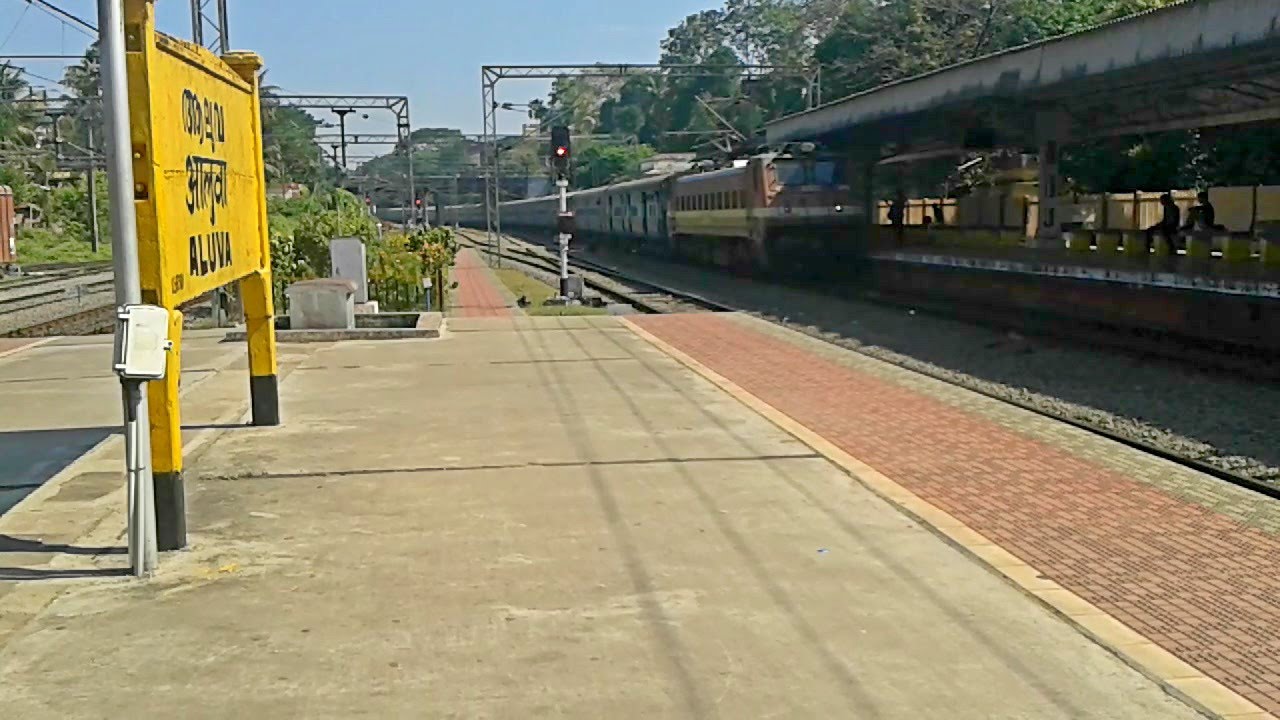 WAP4 Mangala Lakshadweep Express enters Aluva - YouTube
