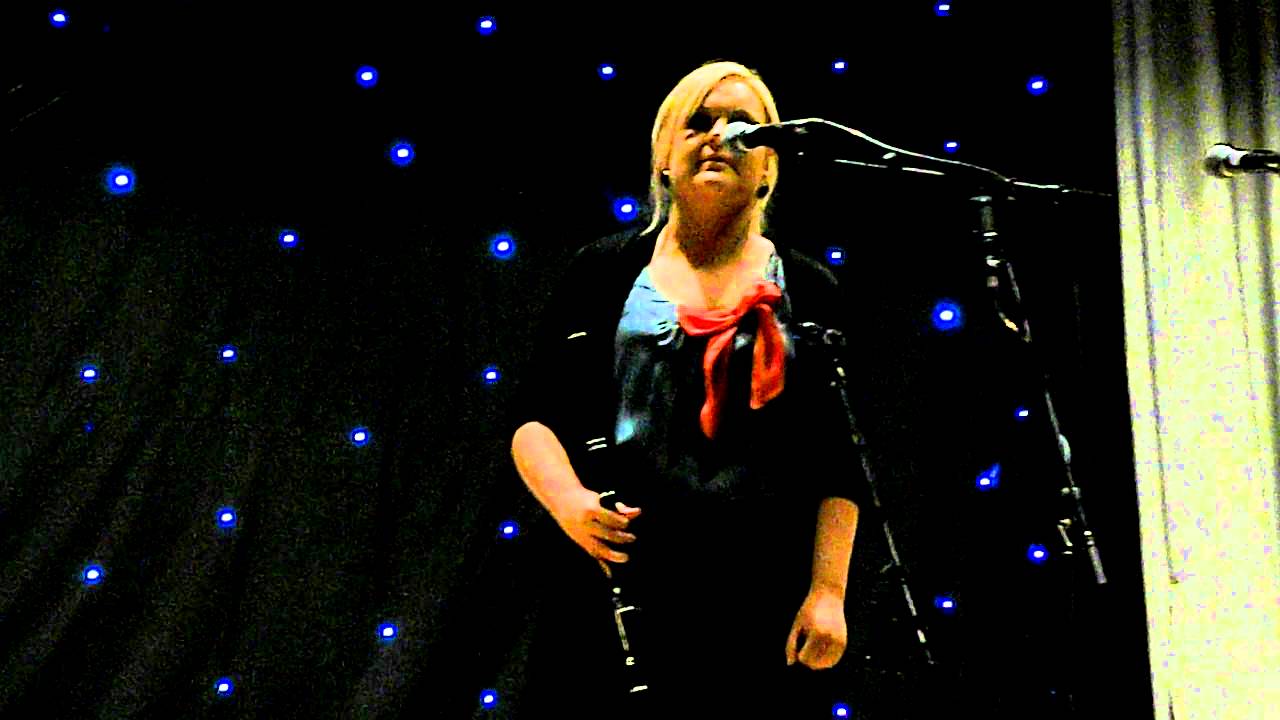 Louise Kinney singing in Irish... - YouTube