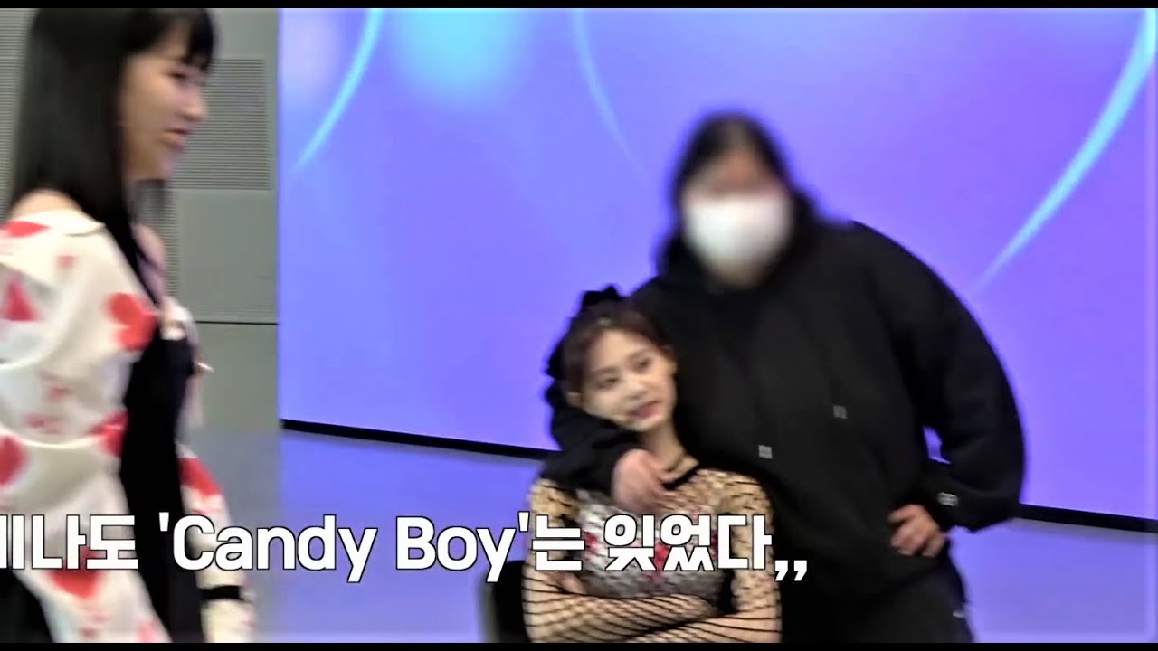 TWICE (트와이스) Manager Unnie looking after tired Tzuyu | 쯔위 - YouTube