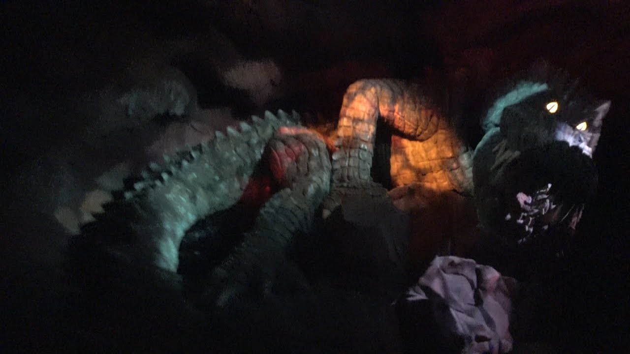 Roaring Rapids with Working Q'araq | 2018 Shanghai Disneyland - YouTube