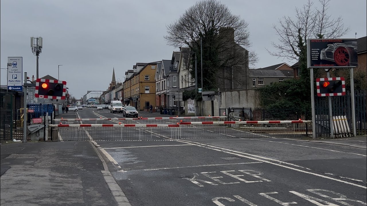 Lurgan Station Level Crossing (MCB-CCTV) - YouTube