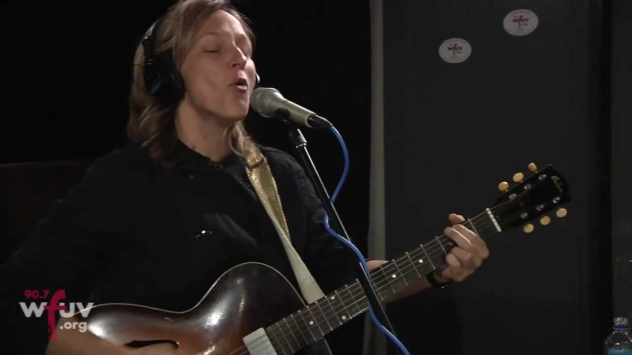 Amy Cook - "Waiting for the World to End" (Live at WFUV) - YouTube