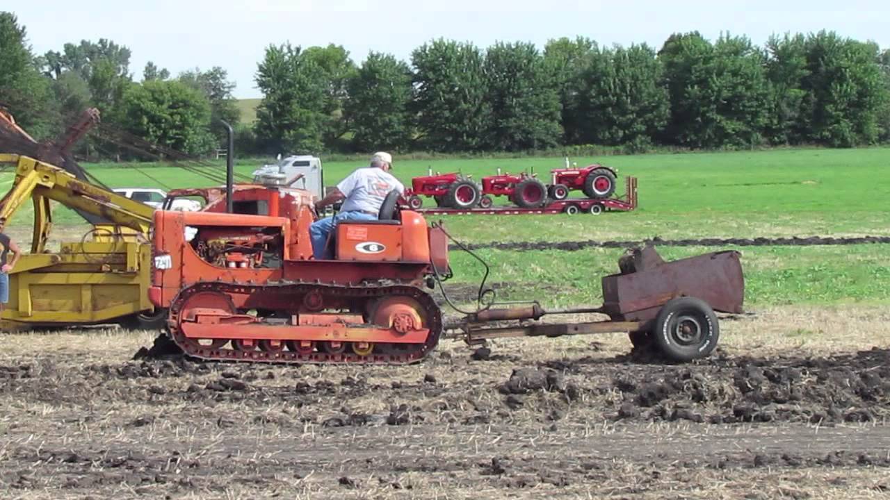 Allis Chalmers HD6 pulling a Henery hydraulic scraper - YouTube