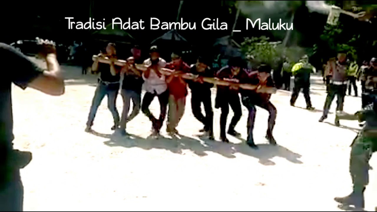 Tradisi Adat Budaya Bambu Gila Maluku "TNI-POLRI" di Ngurbloat Beach ...