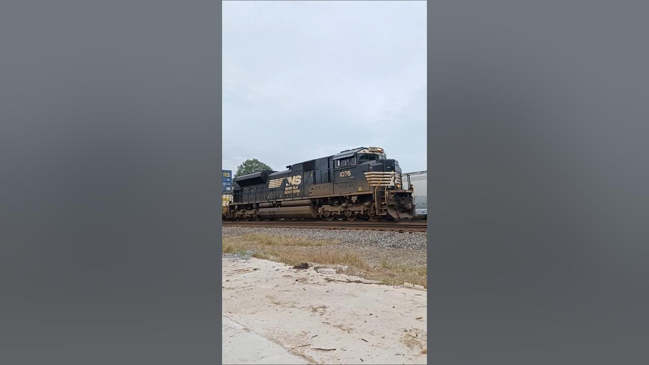 EMD SD70ACe "Rollin SOLO & Very LOUD" Norfolk Southern #1076 - #28r @rider22 - YouTube
