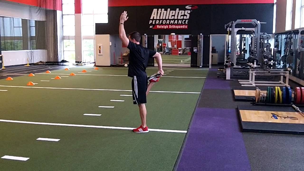 Dynamic warmup walking quads - YouTube