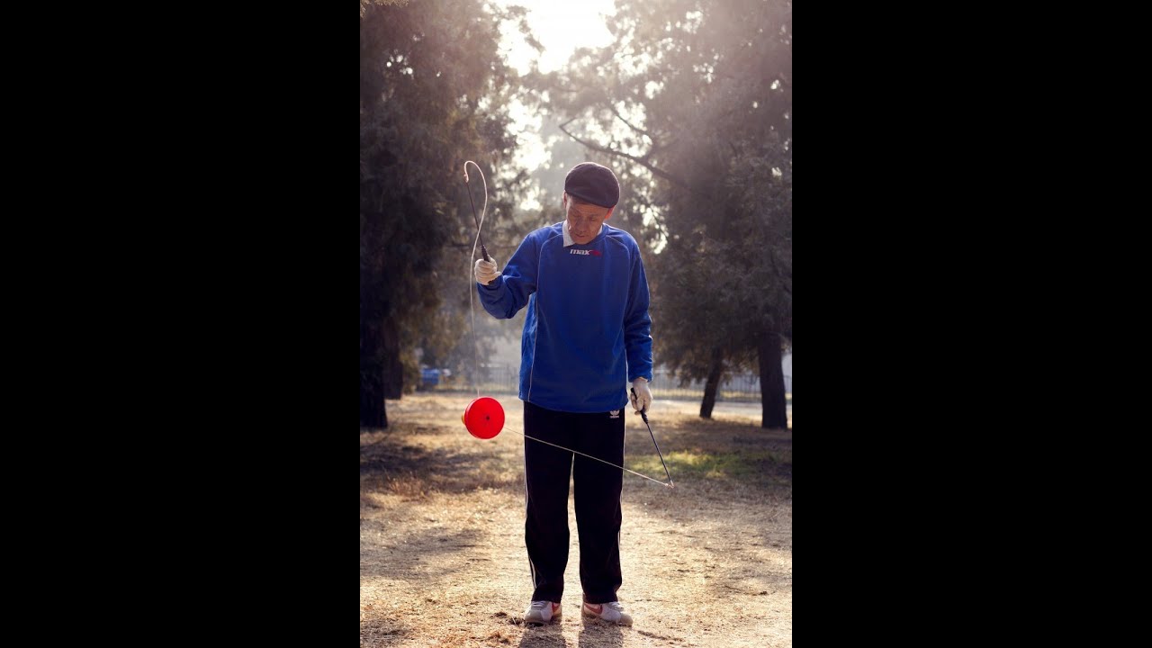 Che Ling (Chinese Yo-yo) at the Temple of Heaven in Beijing - YouTube
