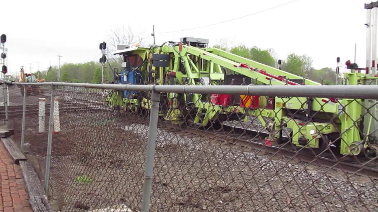CSX maintenance of way crew working on the tracks in Marion Ohio. - YouTube