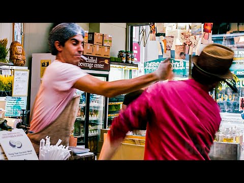 Caos en la tienda vegana (con Sacha Baron Cohen) | El dictador | Clip en Español