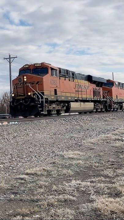 BNSF es44ac 6382 leads the H-DENLAU #es44ac #bnsf #train #trains #shorts #short #railfanning ...
