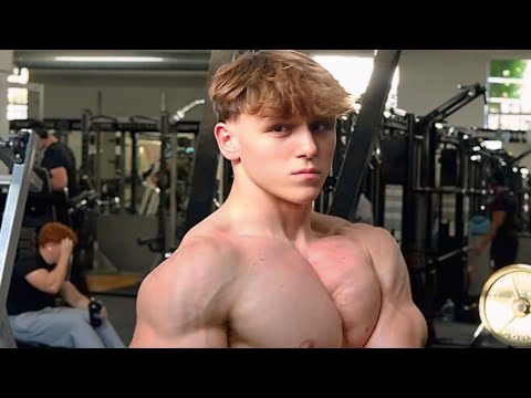 18-Year-Old young Bodybuilder Flexing Muscles – Incredible Physique!