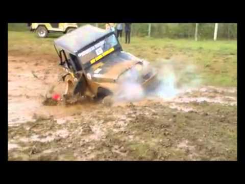 Se cae del coche durante una exhibicion / The passenger gets out of the car during an exhibition