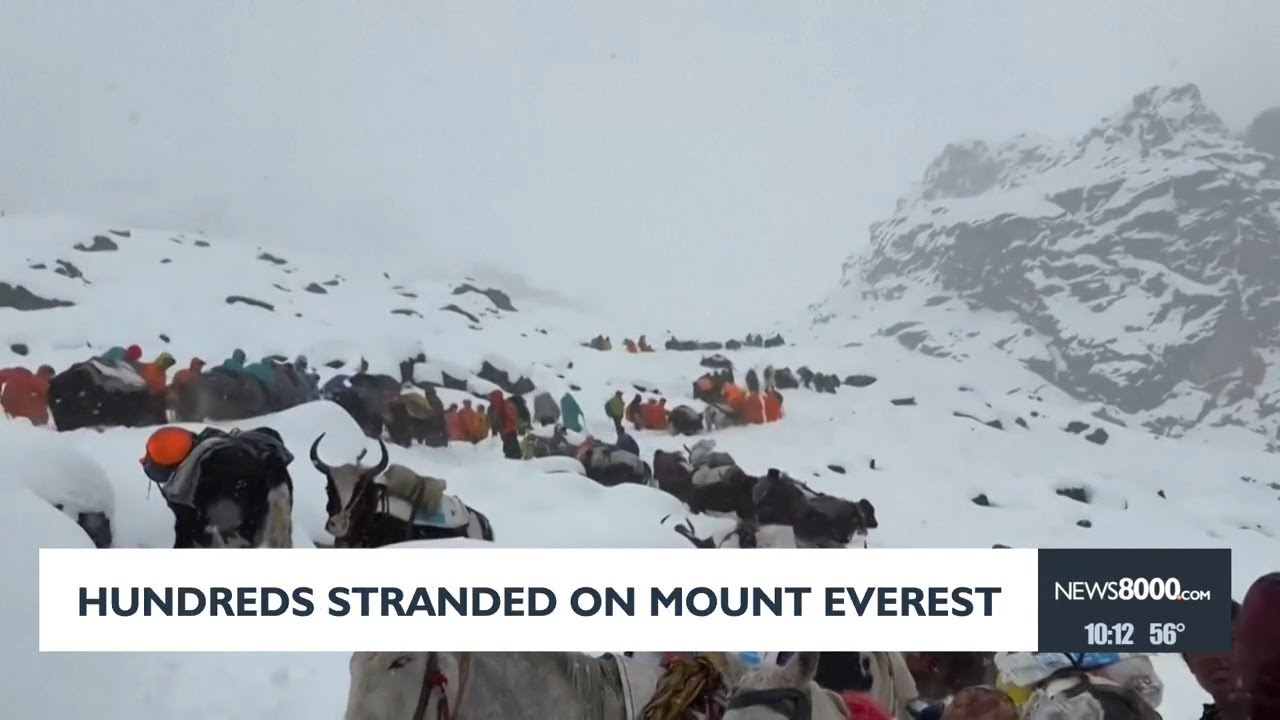 Hundreds stranded on Mount Everest - YouTube