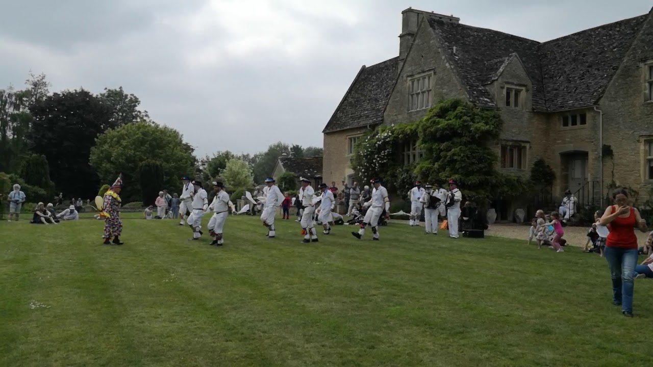 Traditional Bampton Morris Dancers - Bonnie Green Garters - YouTube