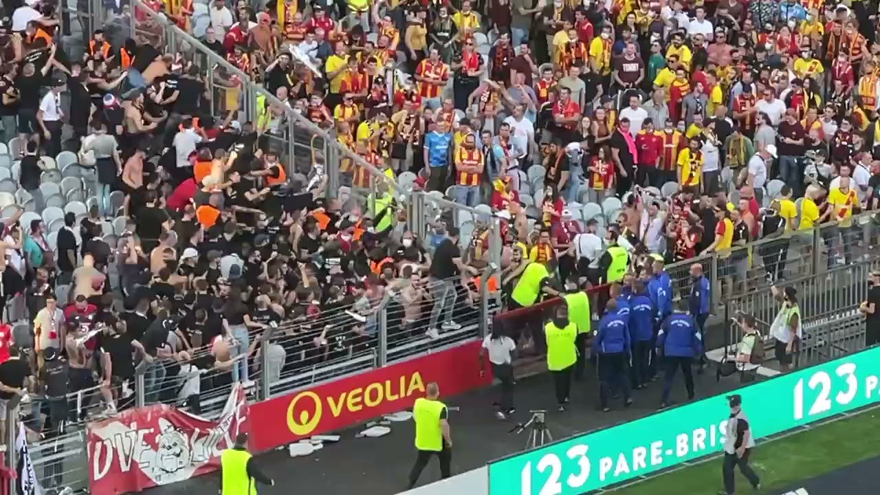 RC Lens - Lille Hooligans fight envahissement du terrain - YouTube