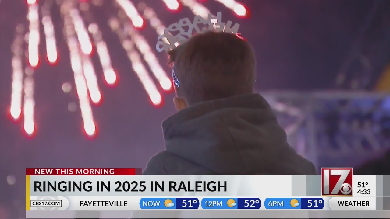 Crowds gather in downtown Raleigh for 2025 acorn drop - YouTube