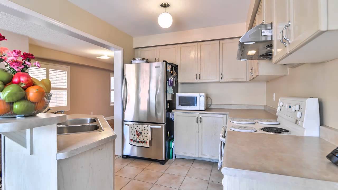 82 Zia Dodda Crescent Brampton Vick Khuman - YouTube