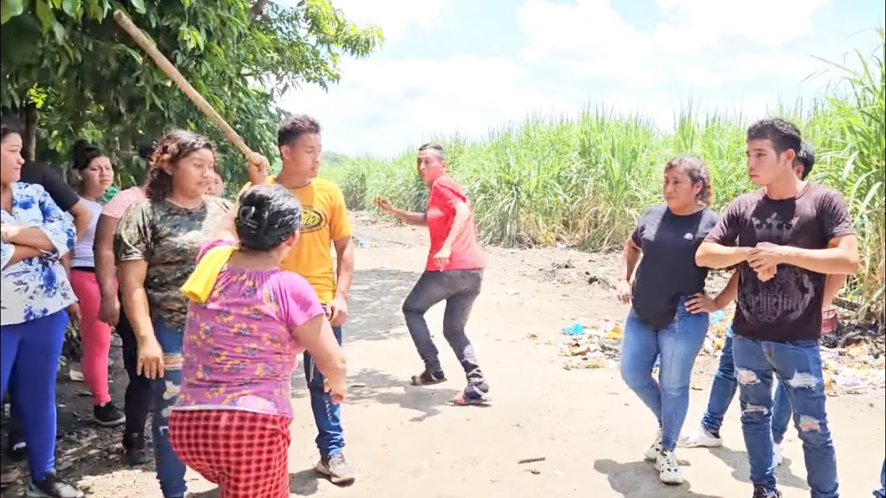 a garrotazos saca doña EVANGELINA a PELO n Cállese hijve juja le dijo ...
