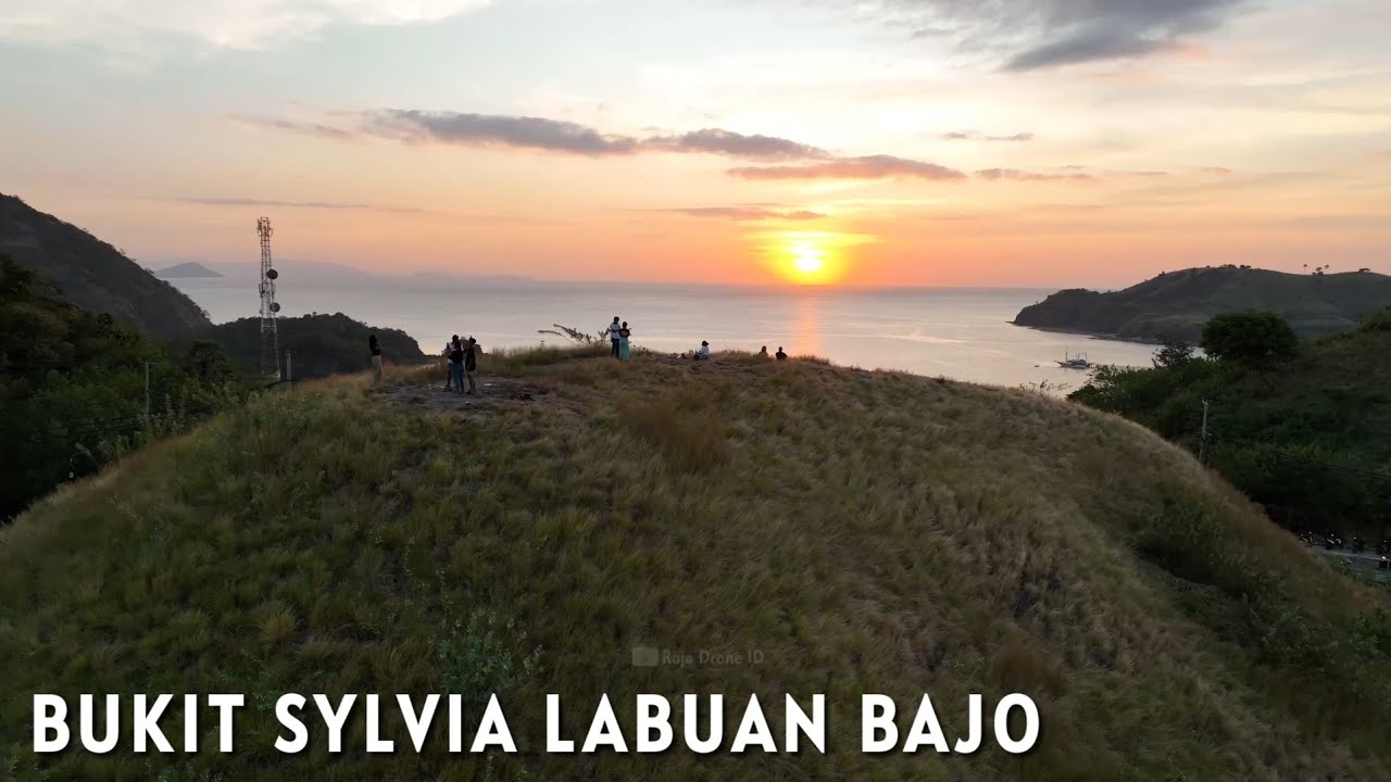 Menikmati Labuan Bajo Sore Hari dari atas Bukit Sylvia dengan Drone ...