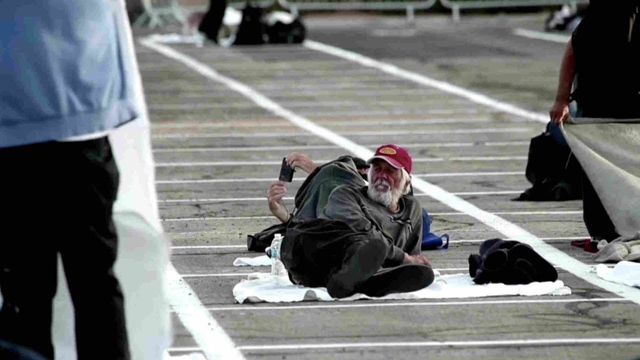 Las Vegas homeless sleeping in social distancing spots in parking lot ...