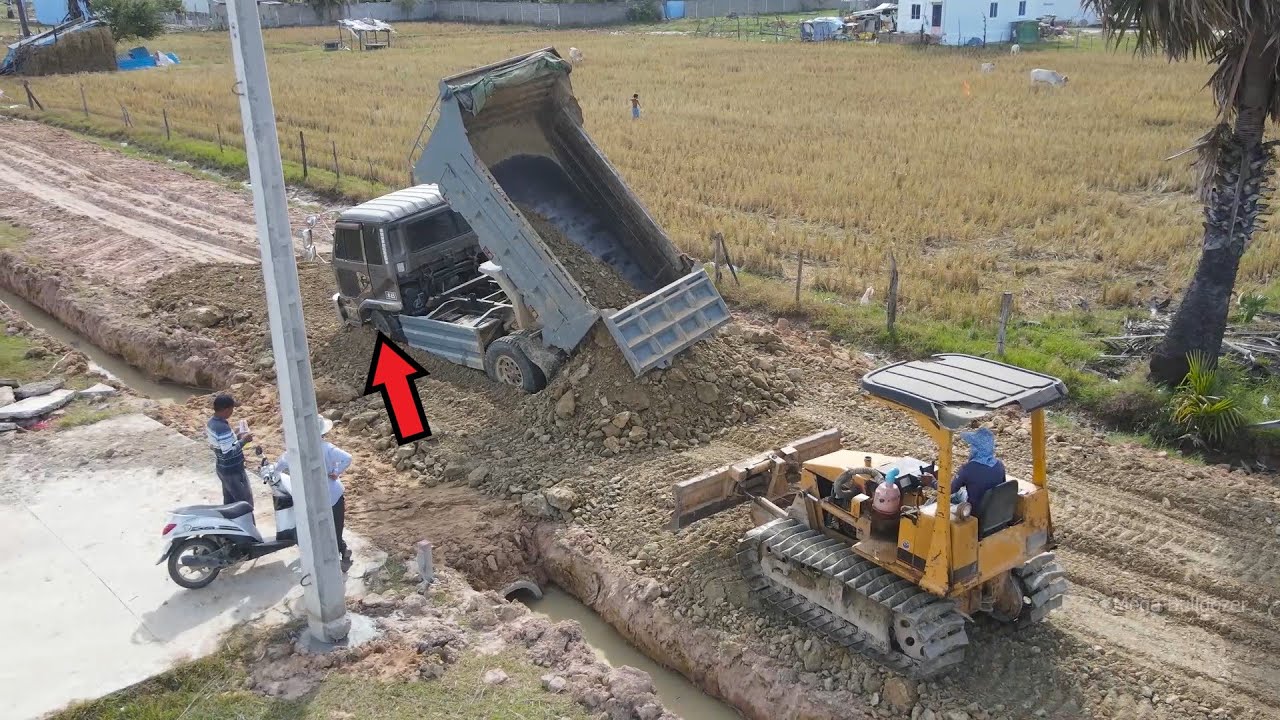 World Awesome mini Dozer Strong Pushing Rock , Dirt with dump Truck ...
