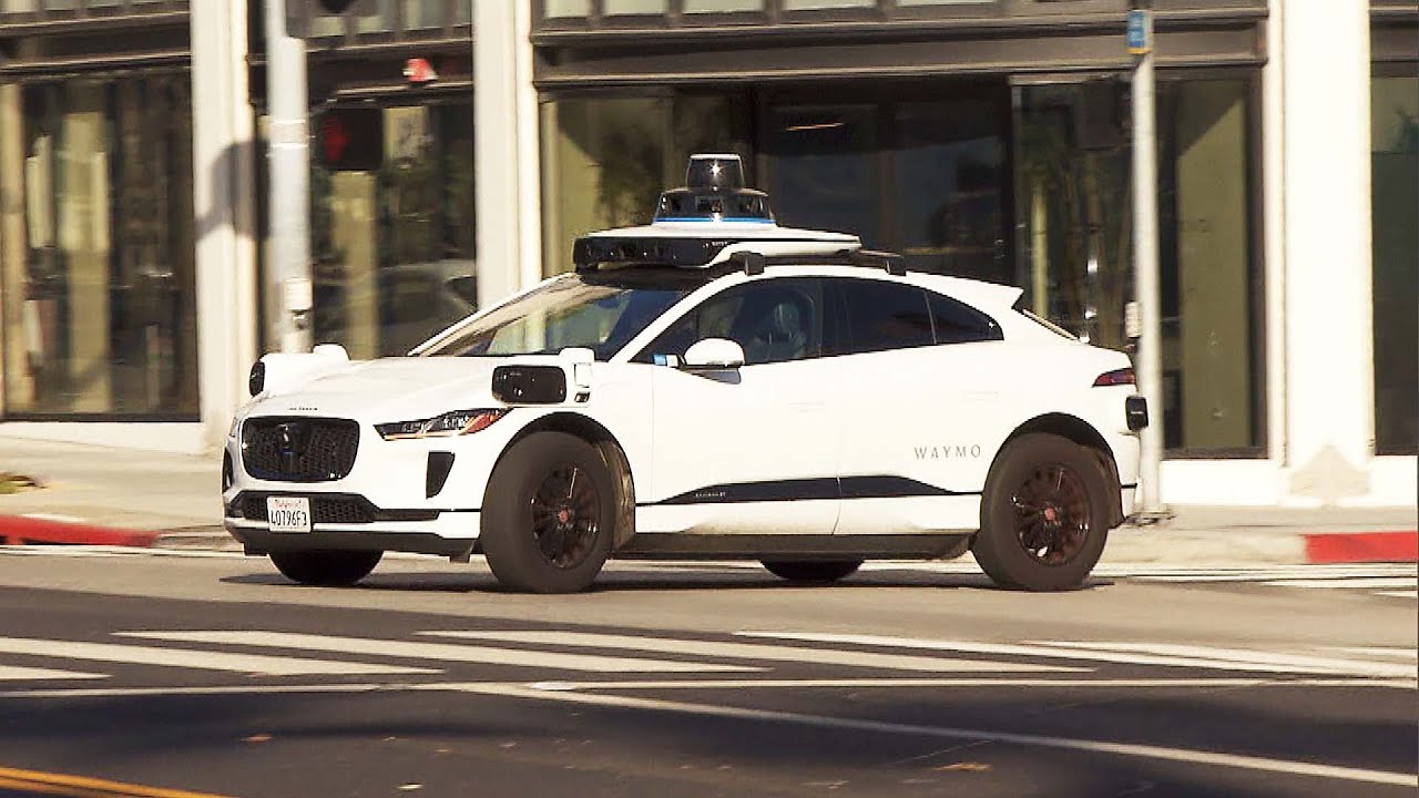 Driverless Taxi Stalls in Middle of Intersection - YouTube