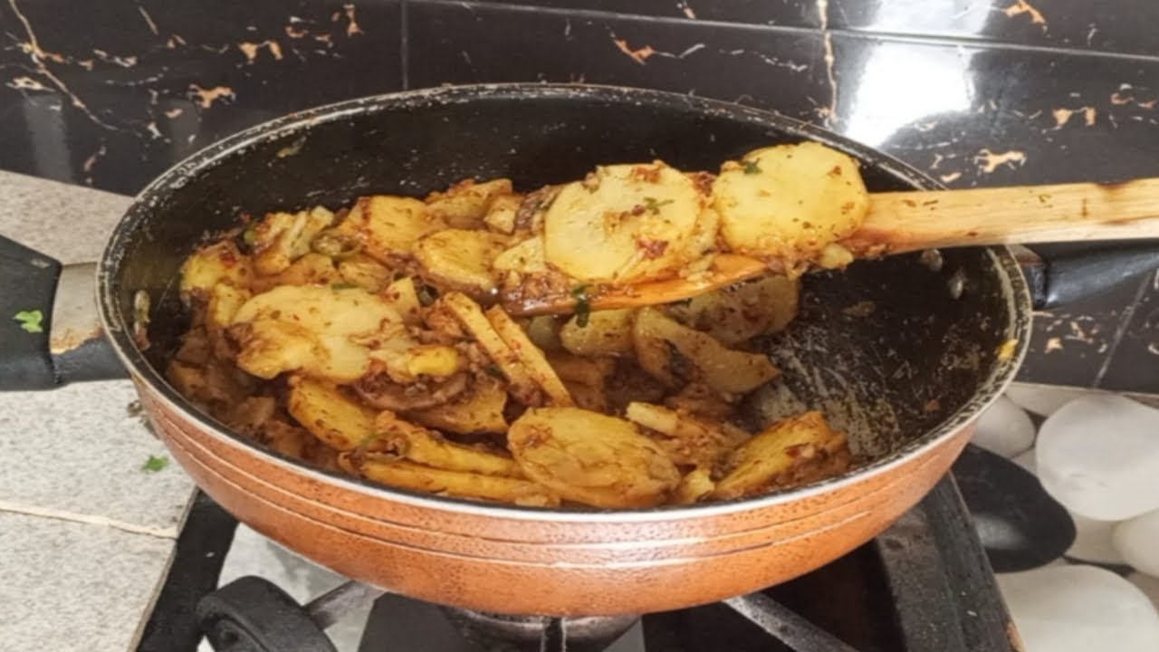 Chatpati Masaledar Aloo Ki Katli|| Skillet Potatoes Recipe|| Aloo Ki ...