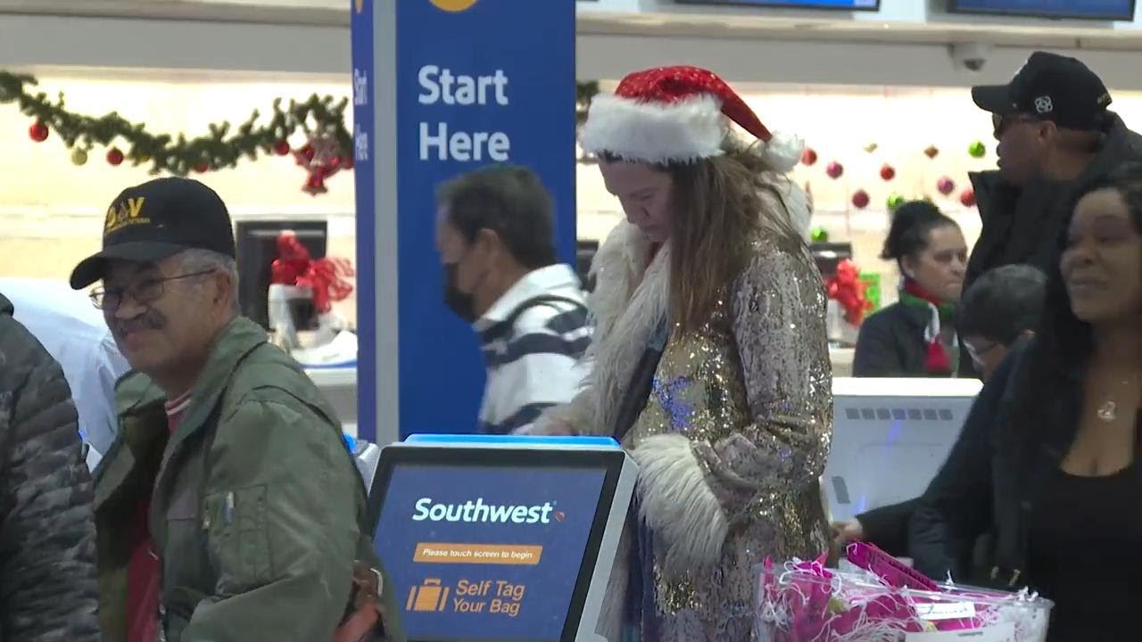 Smooth going so far for holiday travelers in Las Vegas - YouTube