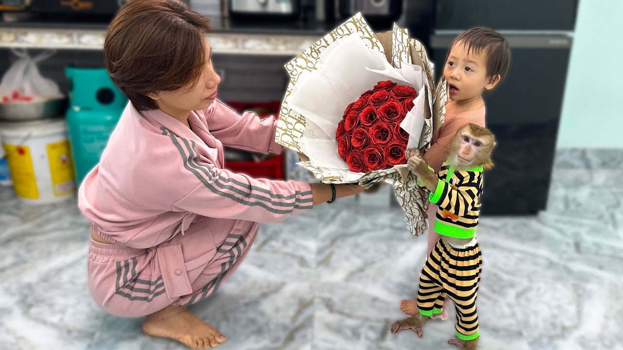Monkey Kaka and Diem gave flowers to mom on International Women's Day ...