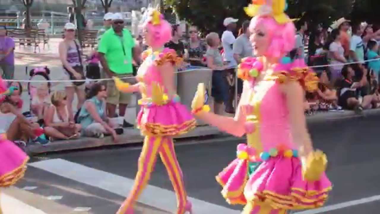 Universal Studios Orlando Superstar Parade - YouTube