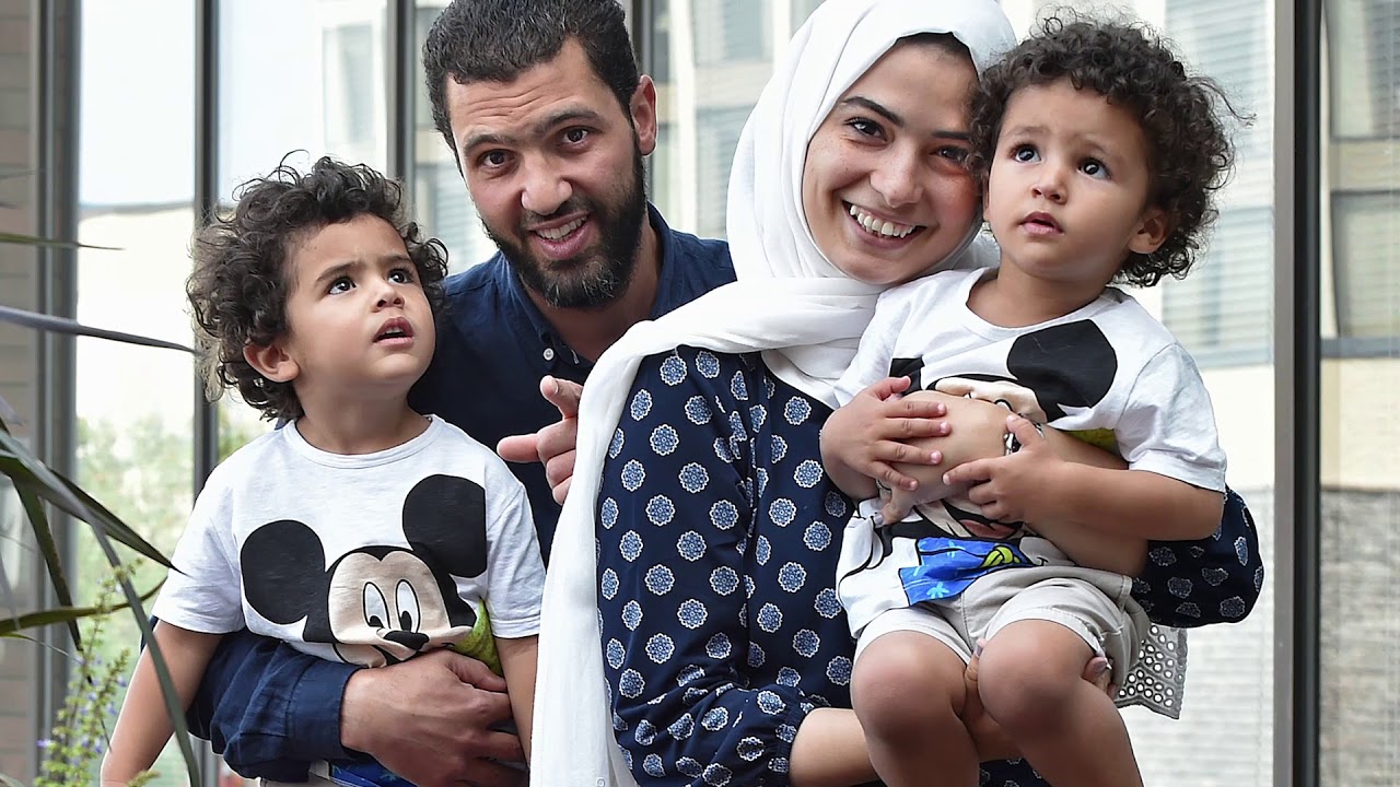 Paula Simons Standup: Refugees Cross Border into Canada - YouTube