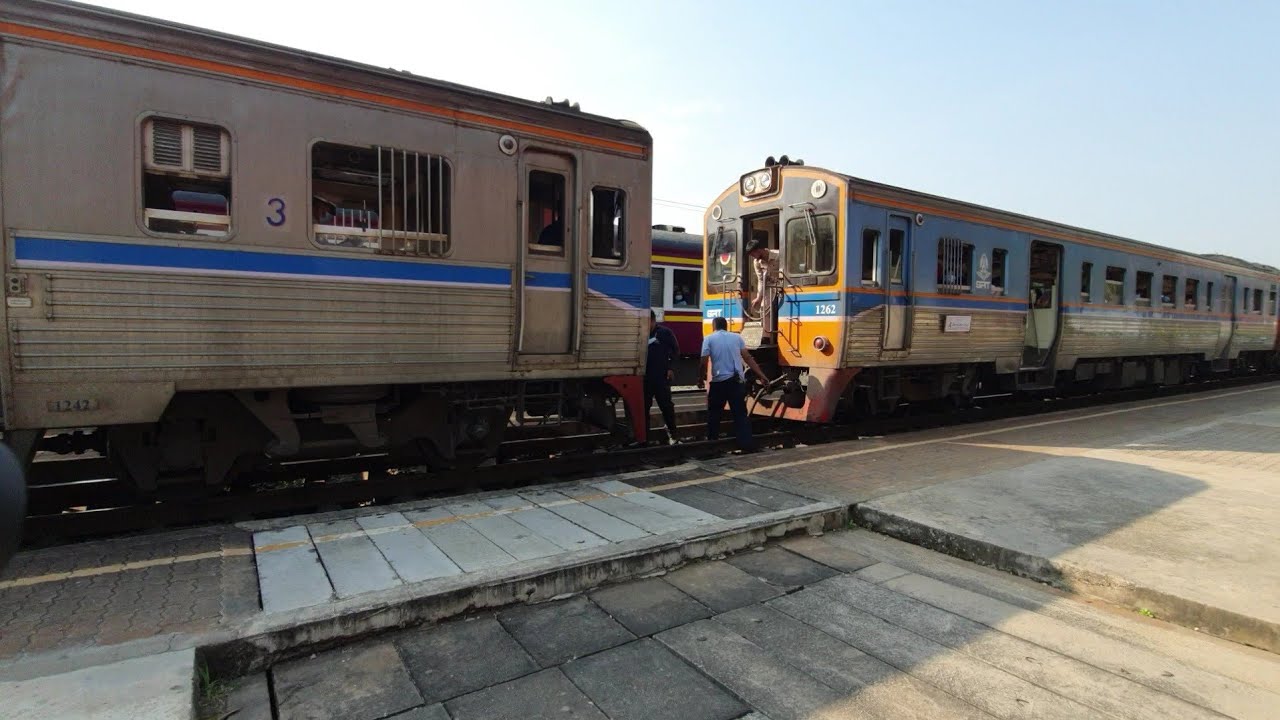 ข.260 หลีกรถนำเที่ยว 909/911 ที่หนองปลาดุก ordinary train 260 ...