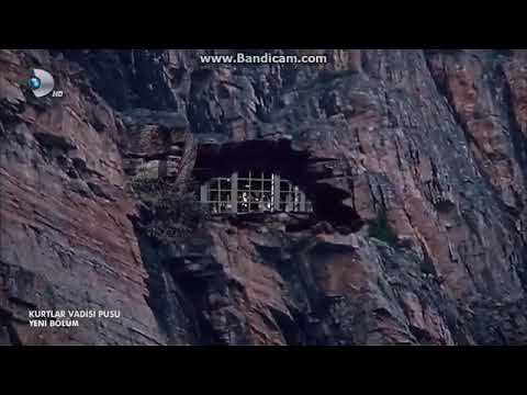 Polat Alemdar aşklar ölmez kitabı okuyor.