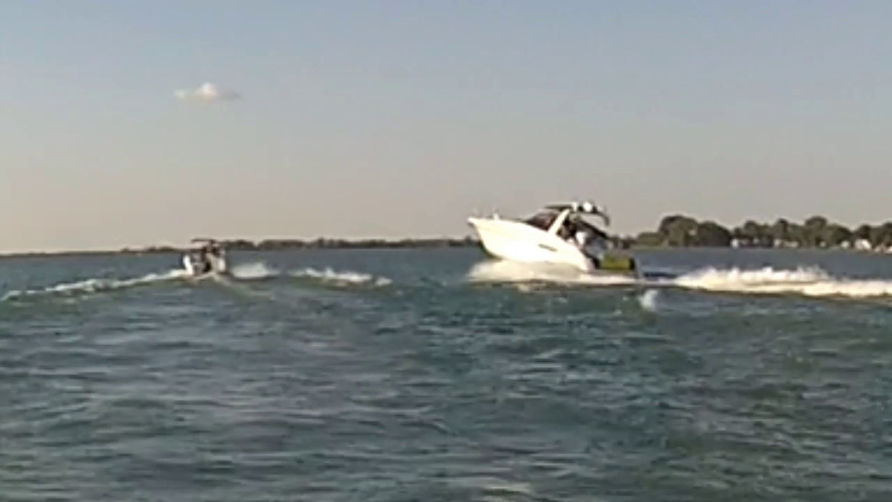 TWO BOATS ALMOST COLLIDE ON DETROIT RIVER - YouTube